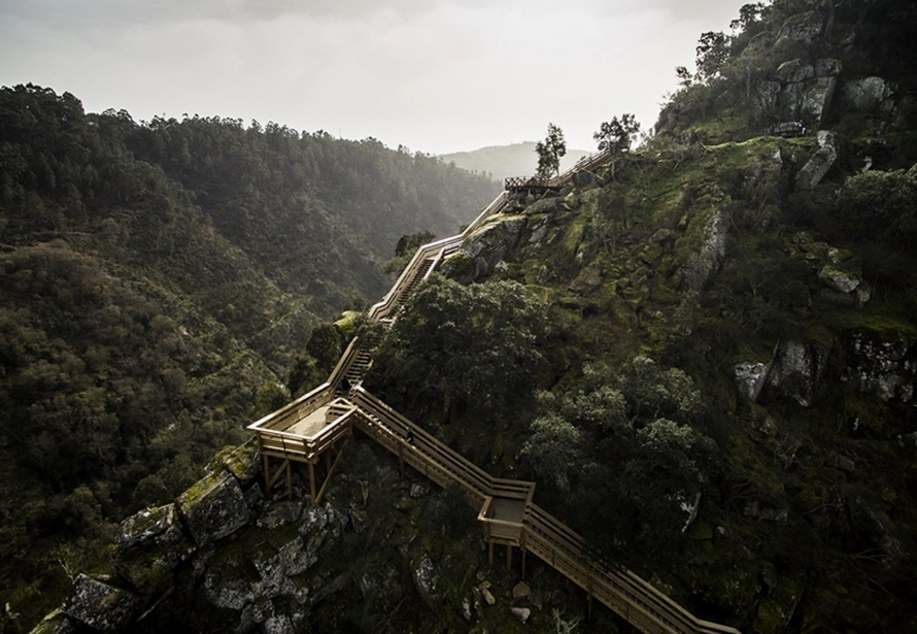 Пътека, водеща сред непокътнатата природа на Португалия | highviewart.com