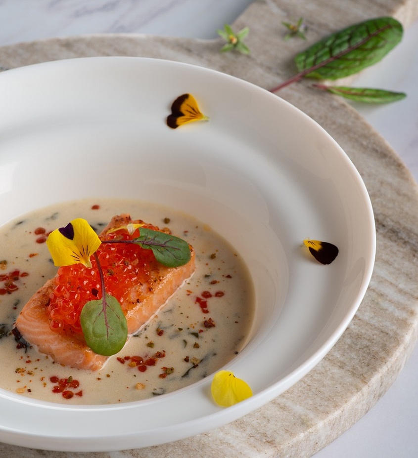 Задушена сьомга с бяло вино и доматен сос | highviewart.com