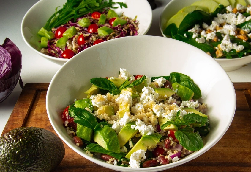 Салата с кускус, спанак и риба тон | highviewart.com