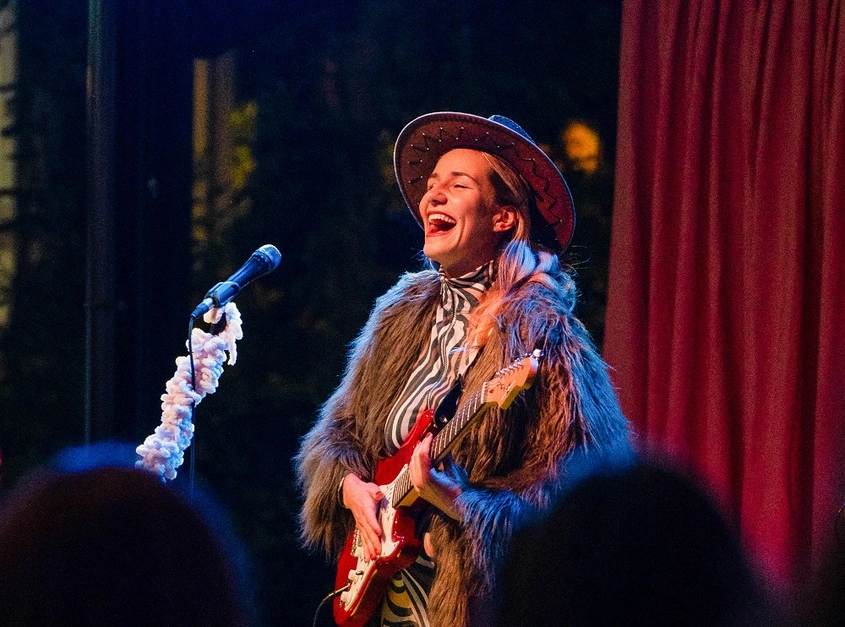 Мила Роберт отбелязва 10 години на сцена откакто пее по баровете с юбилеен концерт | highviewart.com