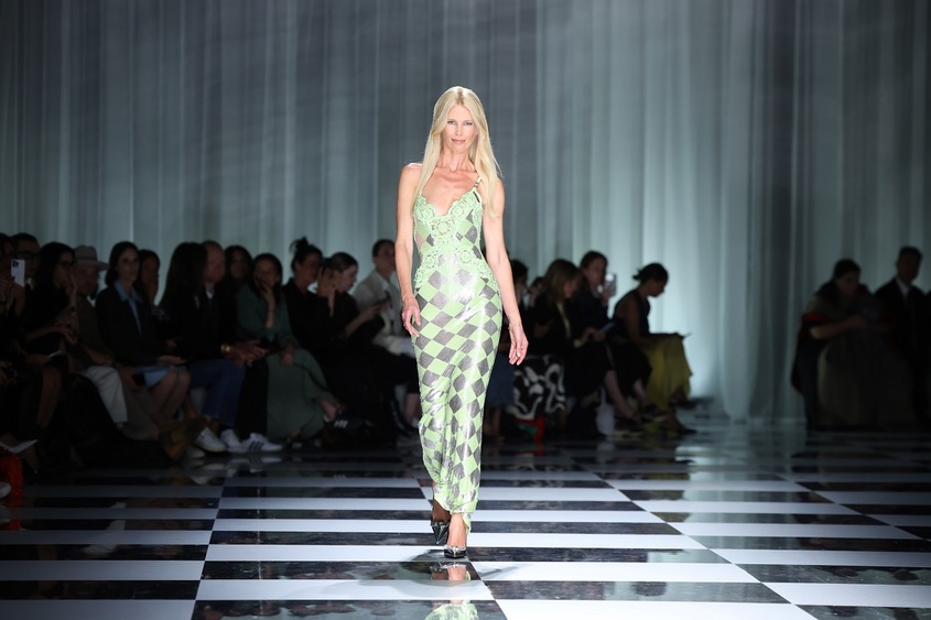Клаудия Шифър закри модния подиум на Versace с емблематичната си ...