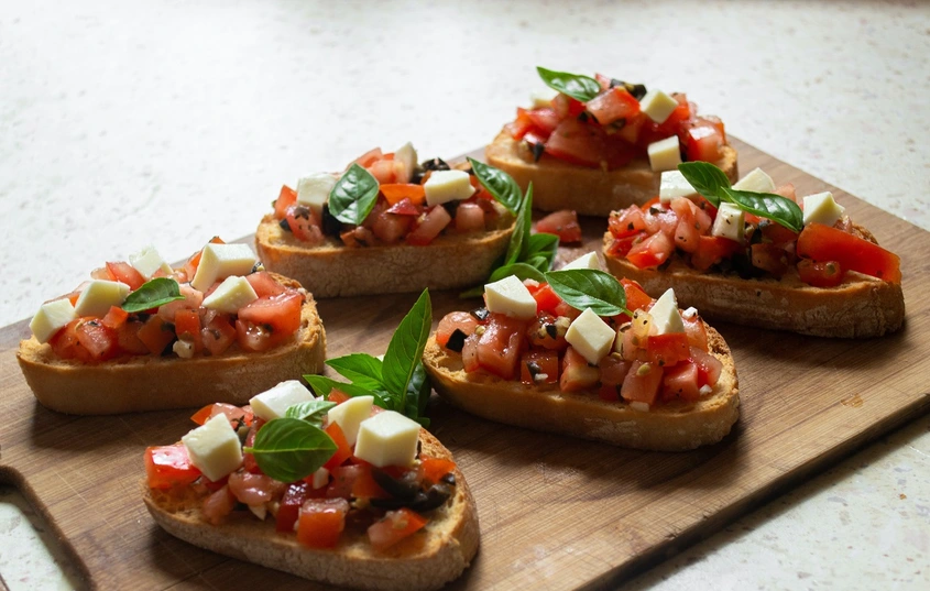 Домашни брускети с маслинова паста, чесън и босилек | highviewart.com